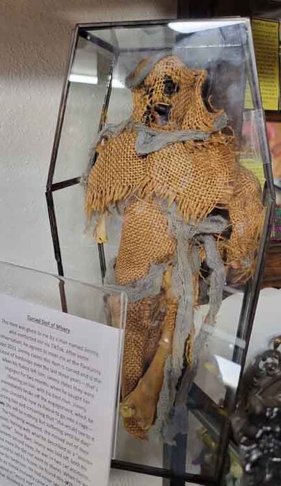 Cursed Artifacts :: Kenny's Mystery Museum